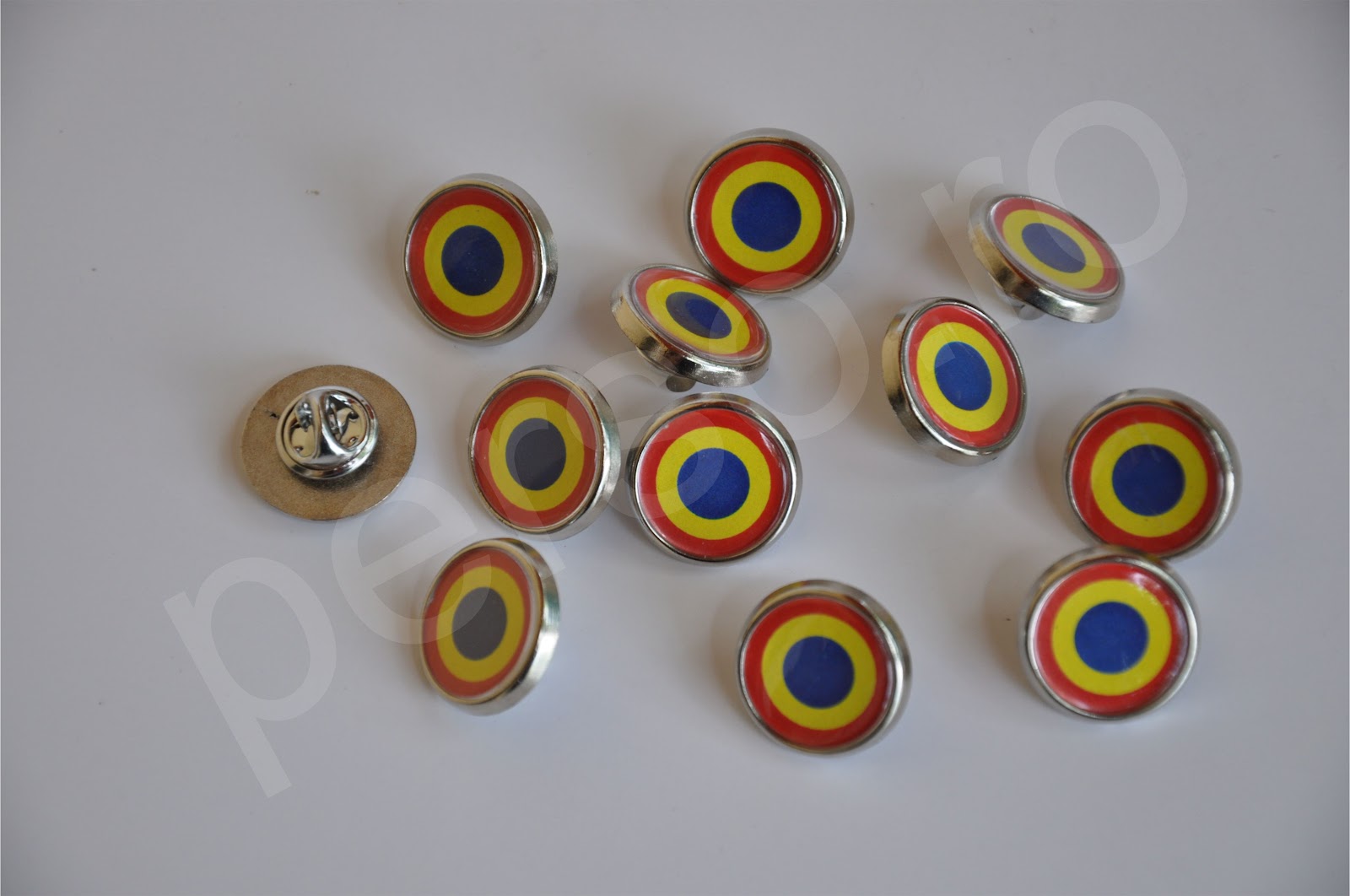 Insigne: Insigne cu pin