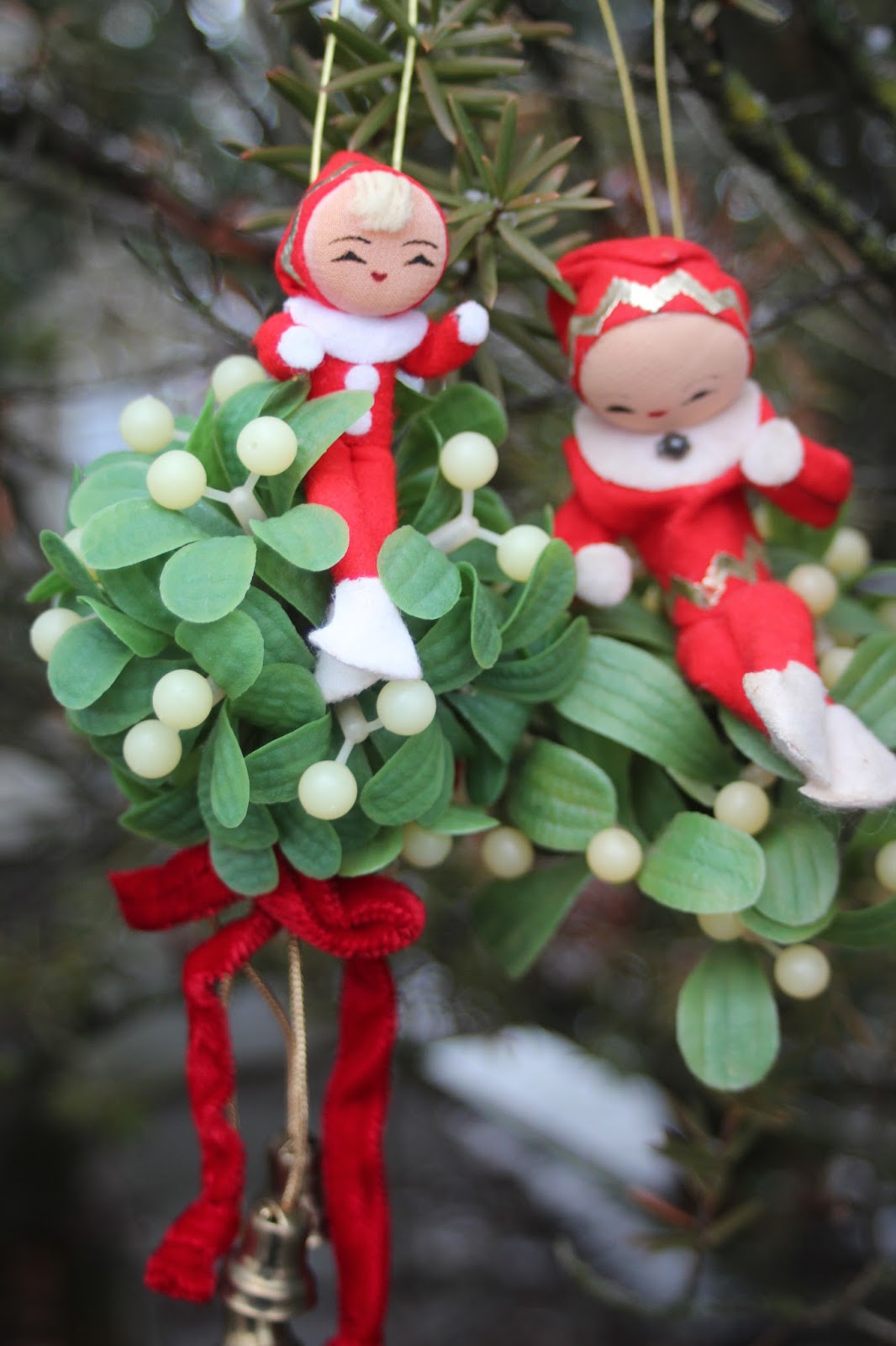 PLANET OF THE DOLLS: Doll-A-Day 2017 #362: Mistletoe Pose Dolls