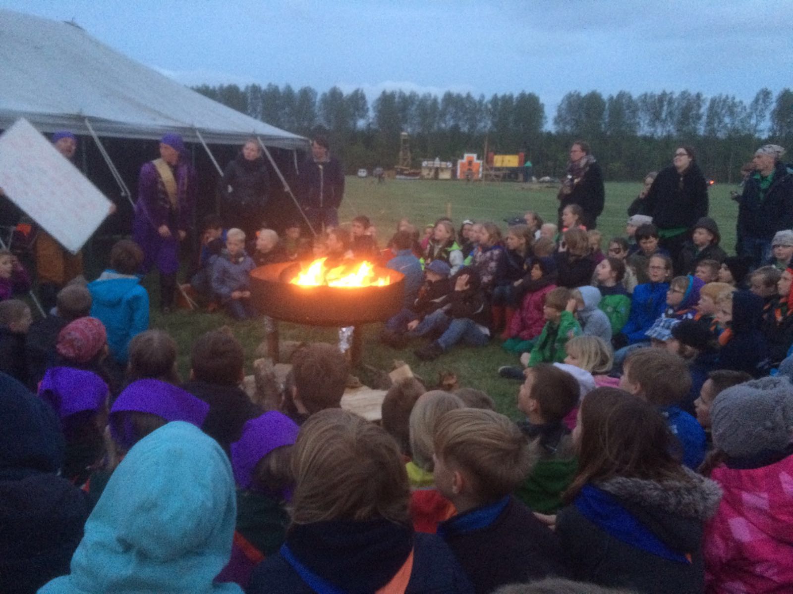 BEIJUMNIEUWS: KOUDE EN WINDERIGE PINKSTERKAMP VOOR SCOUTS DE VOERMAN