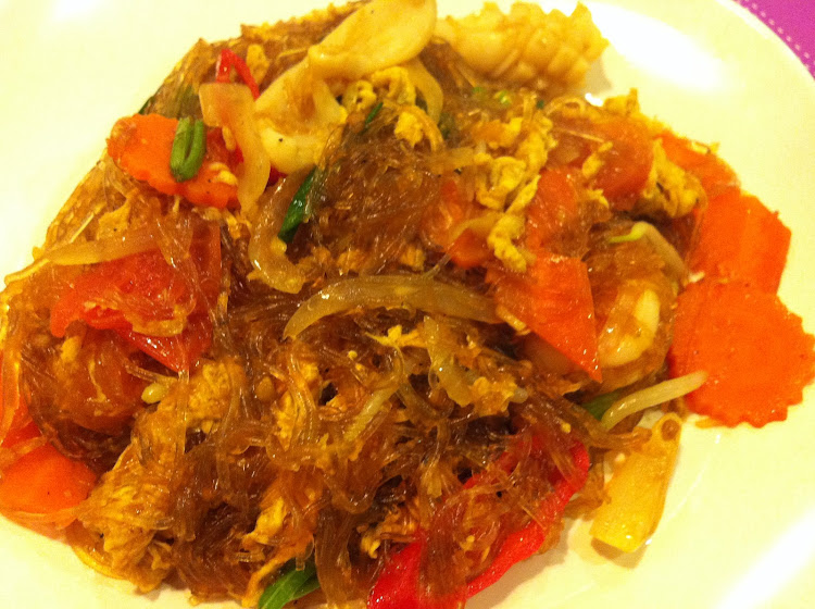 Street Food Warms Your Heart: Seafood Tang Hoon and Green Curry Chicken ...