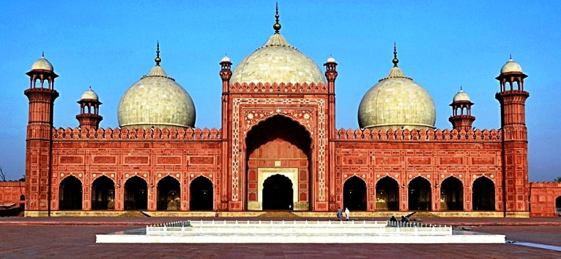 The Badshahi Mosque is a Famous building of Mughal Era in Lahore ...