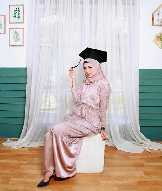√ 42 Model Baju Wisuda yang Modern Kekinian Paling Elegan Terbaru ...
