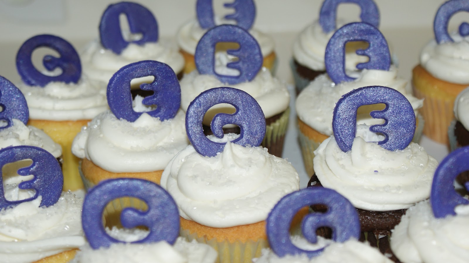 Katinka's Sweet Treats: Monogram Cupcakes