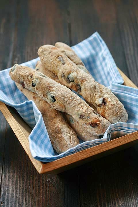 Eliópsoma – Kalamáta olives and thyme, bread sticks / cookmegreek