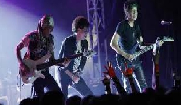 God Bless sebagai Legenda Musik Rock Indonesia ~ Entertain Post