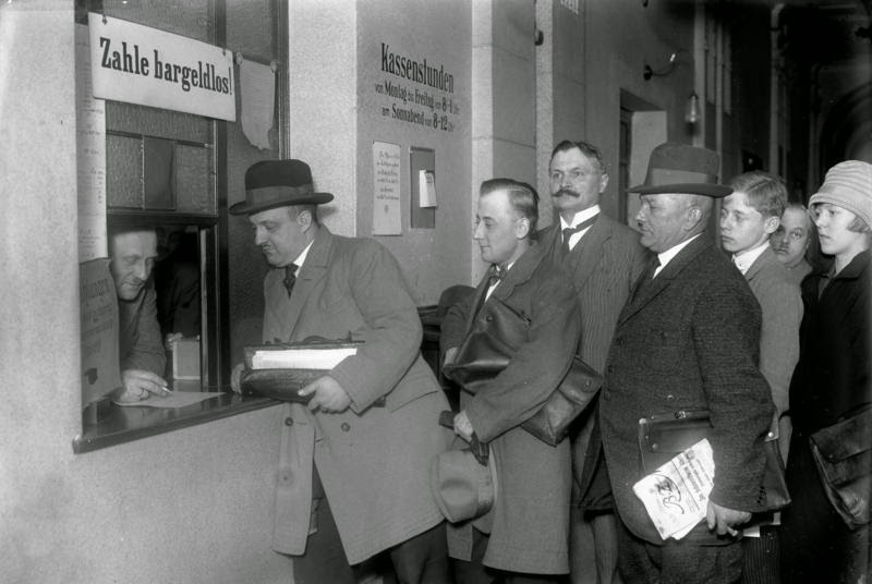 30 Vintage Photographs Captured Street Scenes of Berlin in the 1920s ...