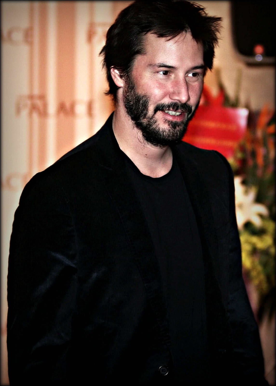 Keanu Reeves: More pictures of Keanu Reeves with fans and video of the ...