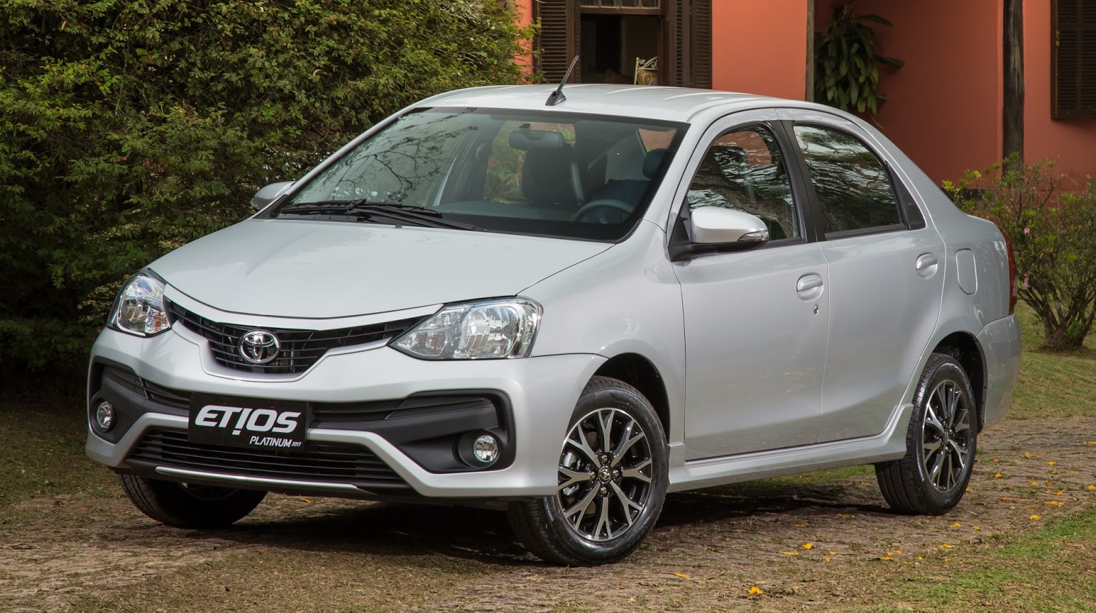 Toyota Etios Hatch e Sedan ganham versão Platinum