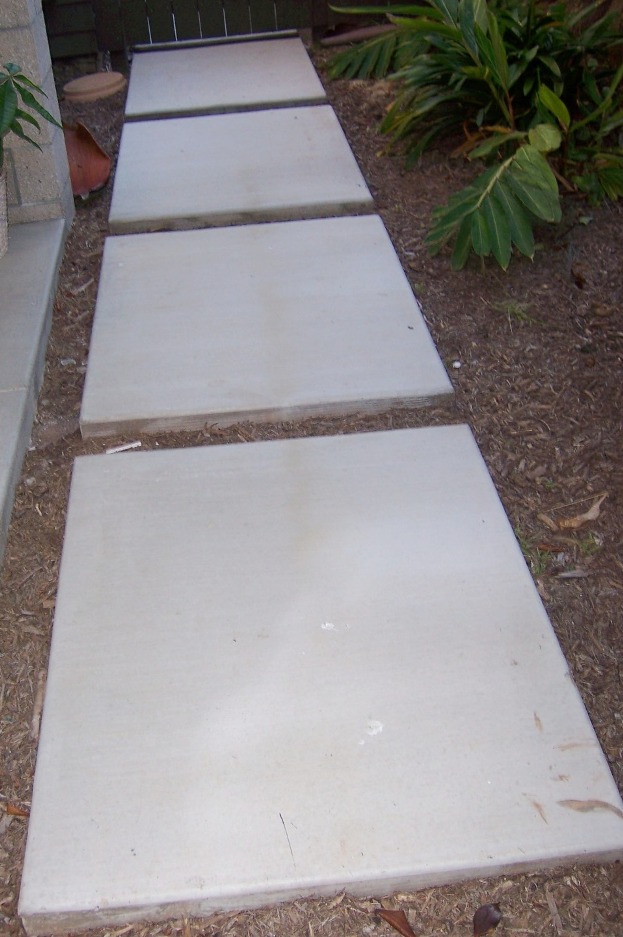 The 2 Minute Gardener: Photo - Floating Concrete Pathway