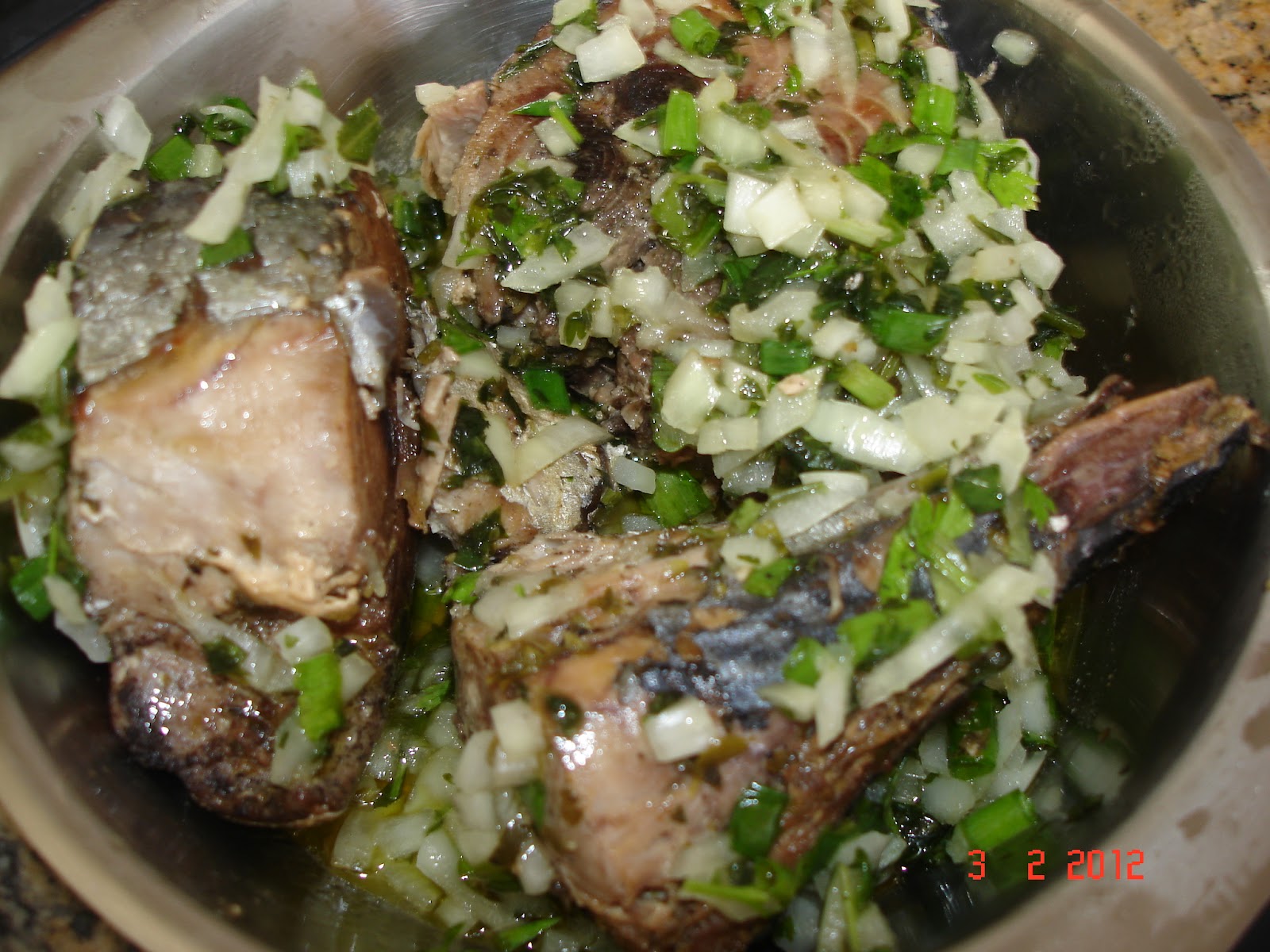 Toca das Receitas: PEIXE BONITO COZIDO (com molho de coentro e cebola)