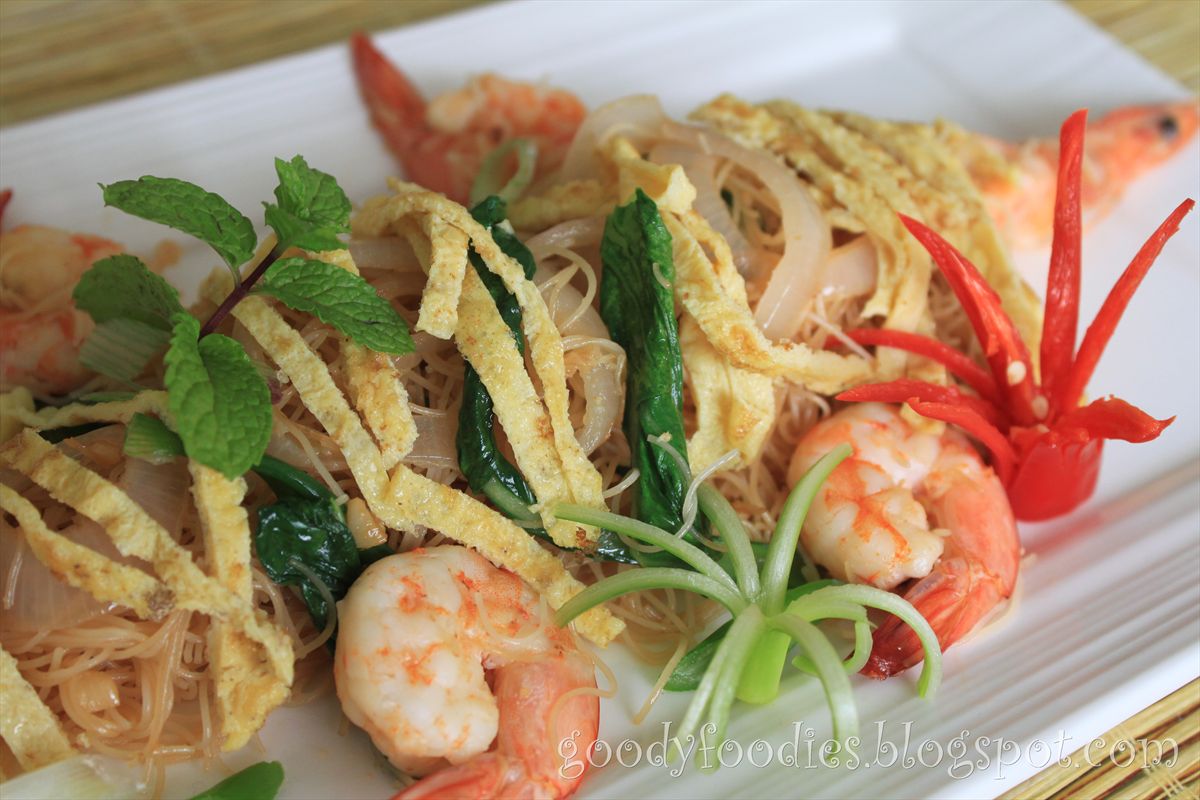 GoodyFoodies: Recipe: Chinese-style fried meehoon with omelette and prawns