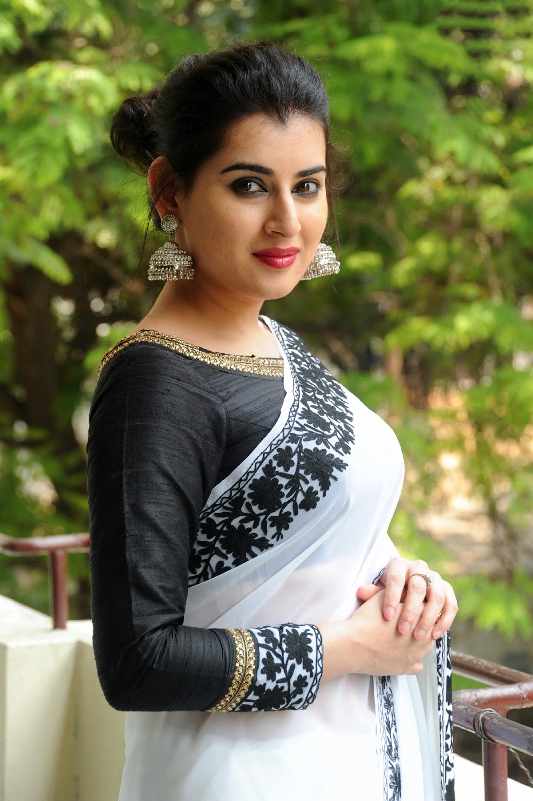 Archana Shastry Cute Photos in White Saree and Black Blouse - Media ...