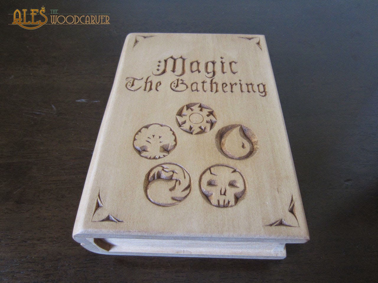 Ales the woodcarver: Magic the Gathering card boxes - Commander decks