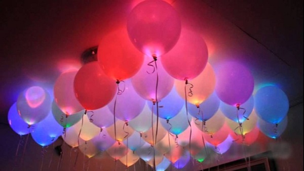 Aprende a crear globos luminosos para fiestas | Ideas y decoraciones ...