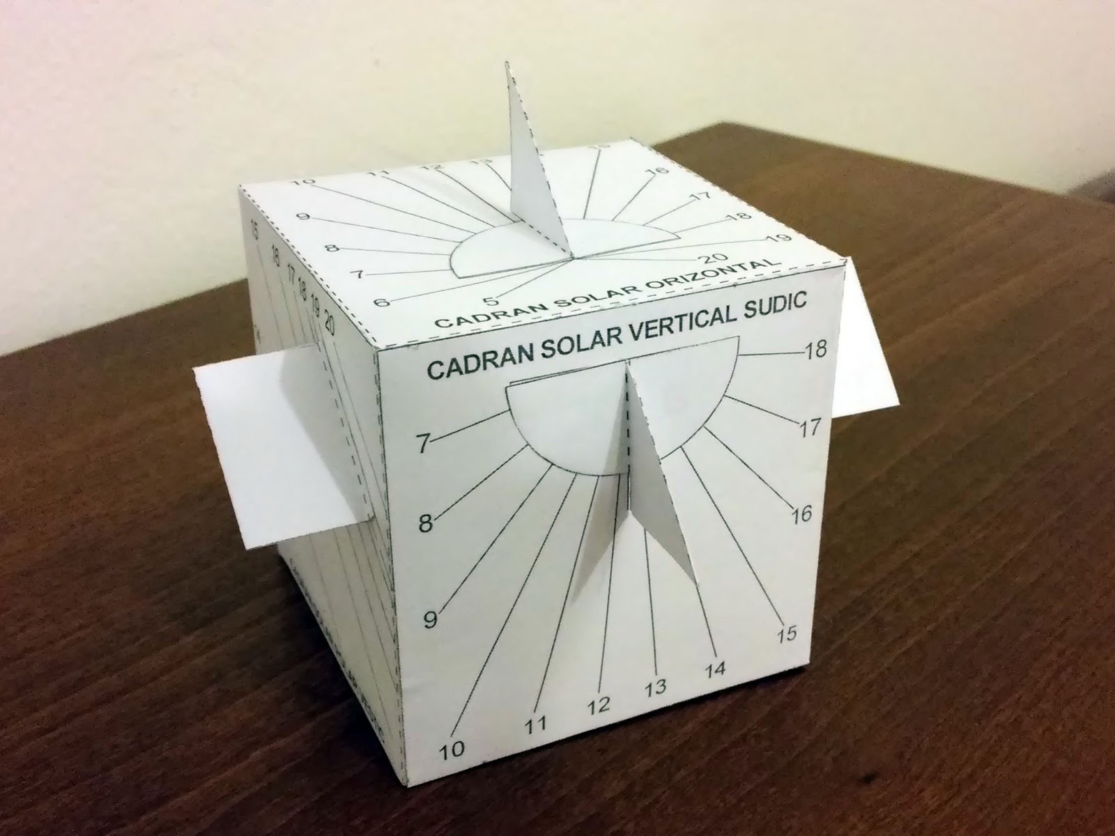 Cercul de stele: Șablon pentru un cadran solar cubic multiplu din hârtie