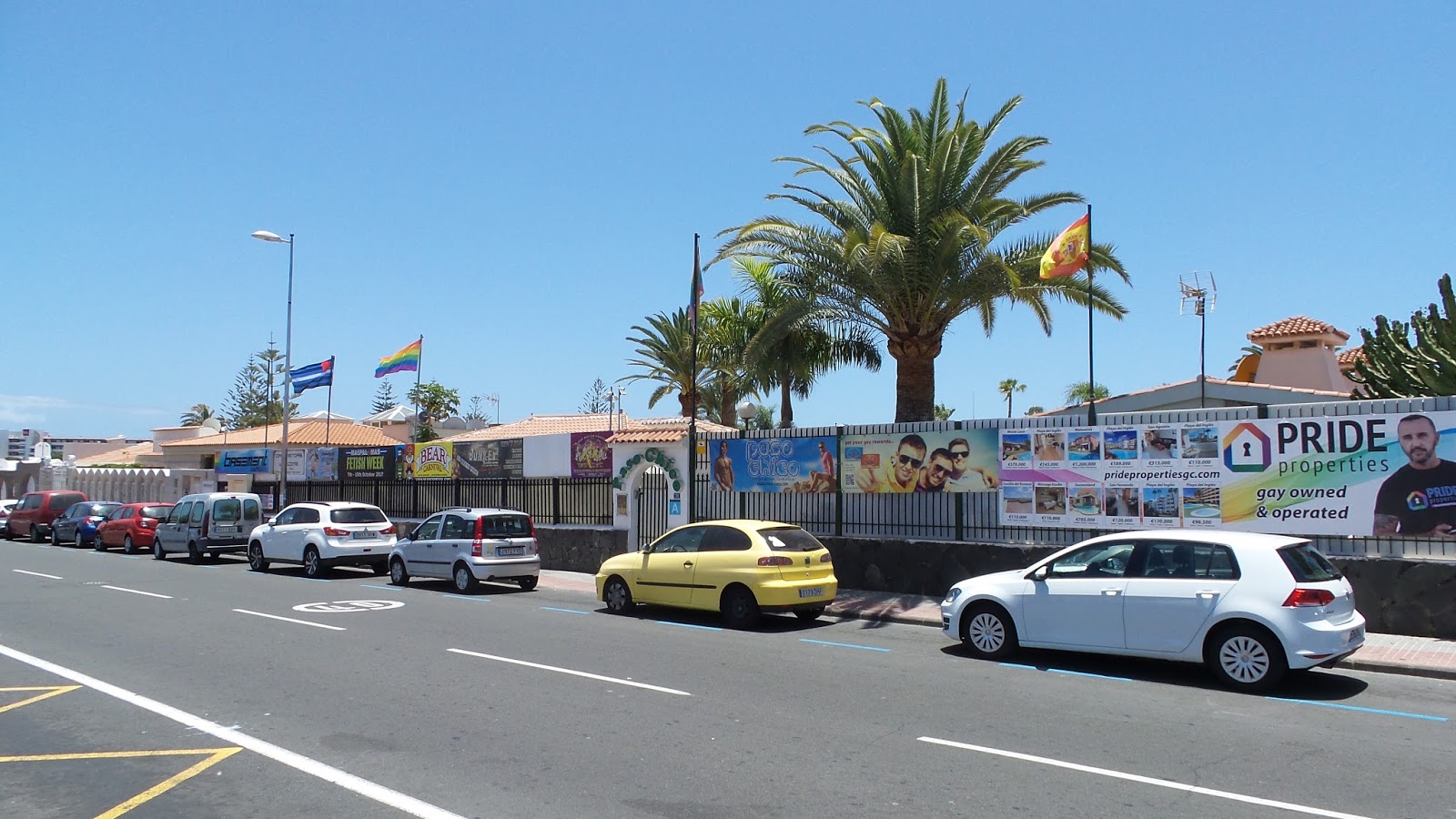 Hier befindet sich ebenfalls ein weiterer Taxistand, an dem ihr ...