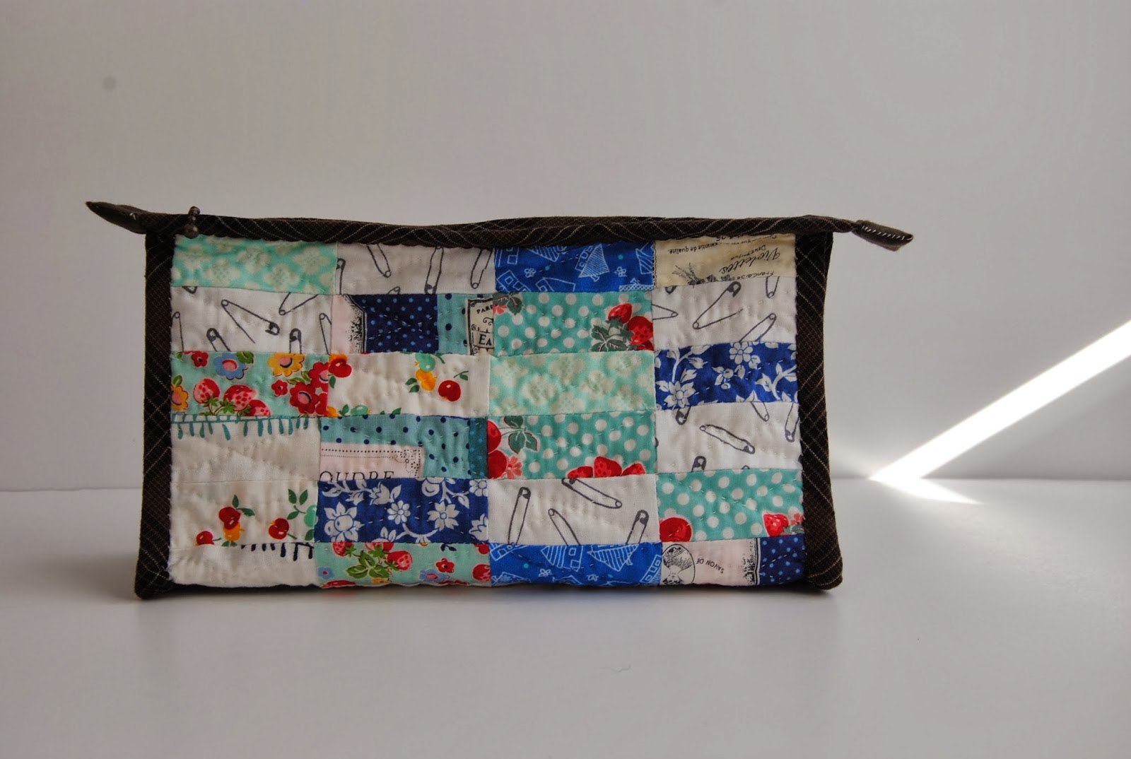 1/4" mark: A new triangle patchwork zippered pouch