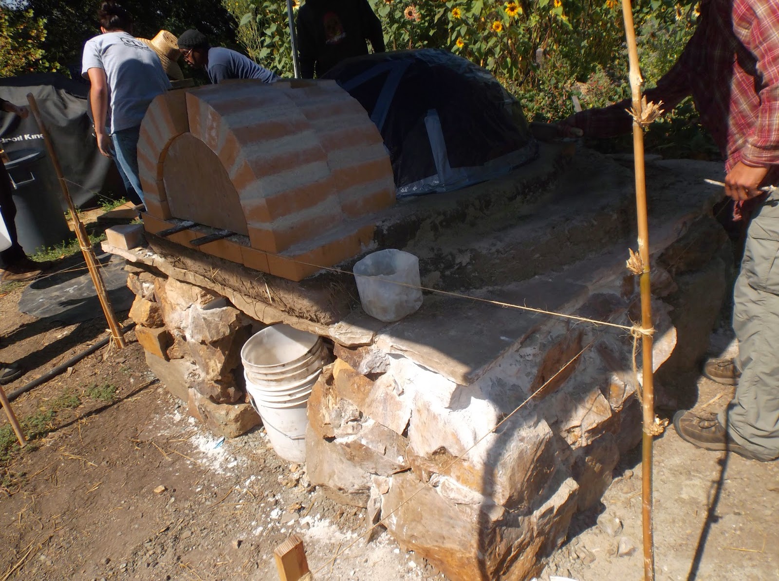 100 MILE HOUSE: Cob oven complete process (photos)