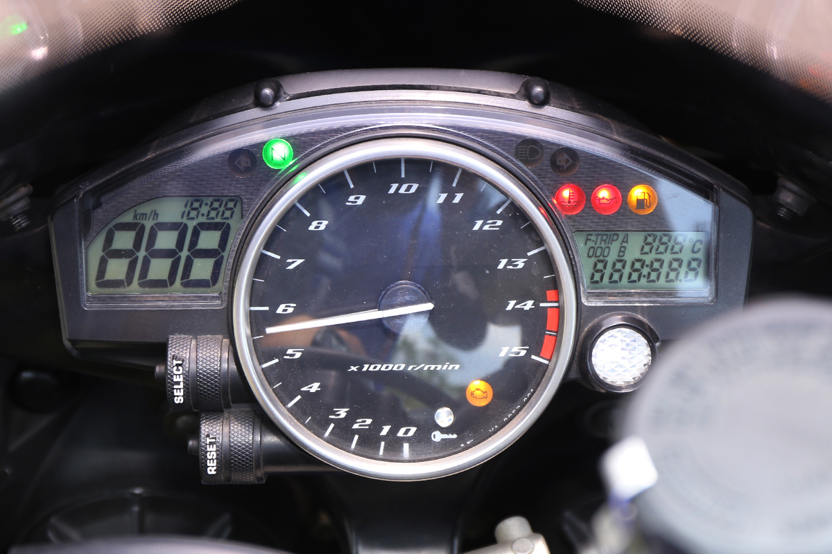 不只是進化，是全新車款：2015 YZF-R1 道路試駕