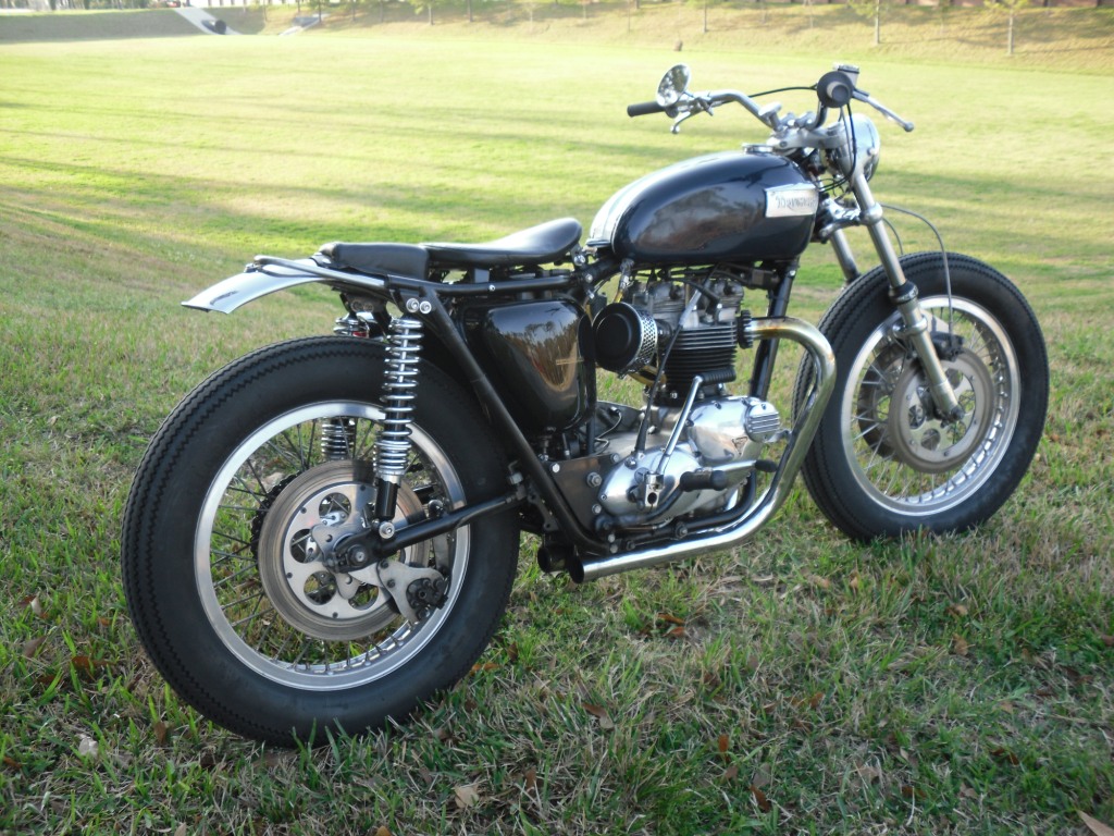 Cafe Racer Special: Triumph Bonneville '69 Bobber by Larry