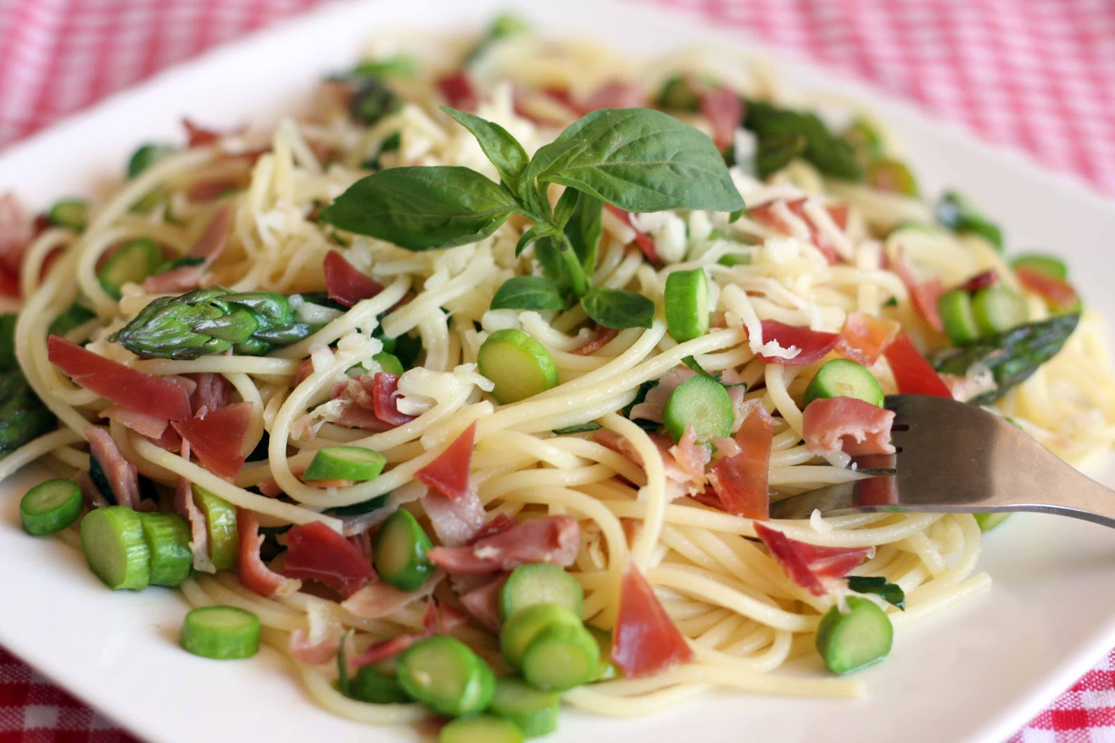 igloo cooking : SPAGHETTI CON ESPÁRRAGOS Y JAMÓN SERRANO