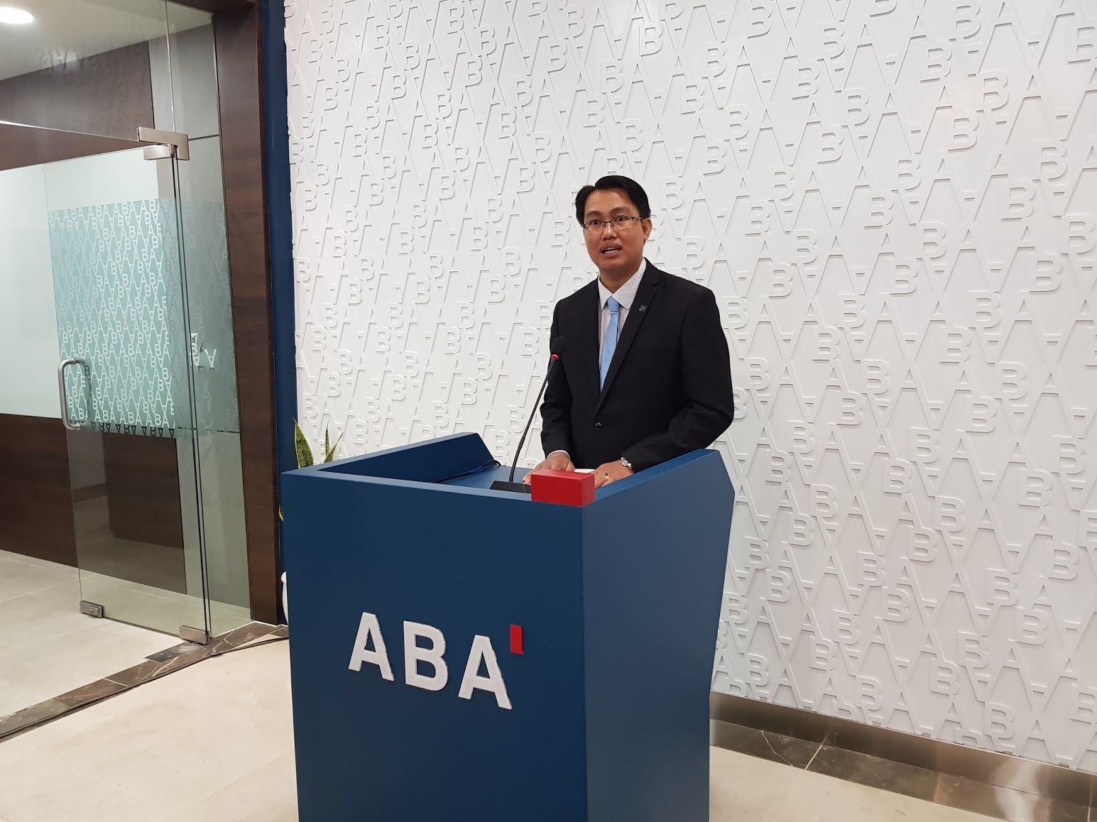 ដំណោះស្រាយអាជីវកម្មជាច្រើនប្រភេទ មាននៅមជ្ឈមណ្ឌលសេវាធនាគារអាជីវកម្មថ្មីរបស់ ABA - Khmernote