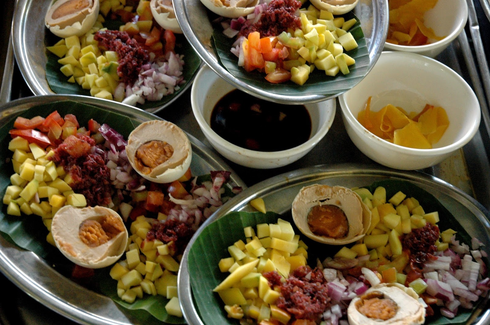 DUDE FOR FOOD: Food Trips: A Boodle Fight at Isdaan Floating Restaurant ...