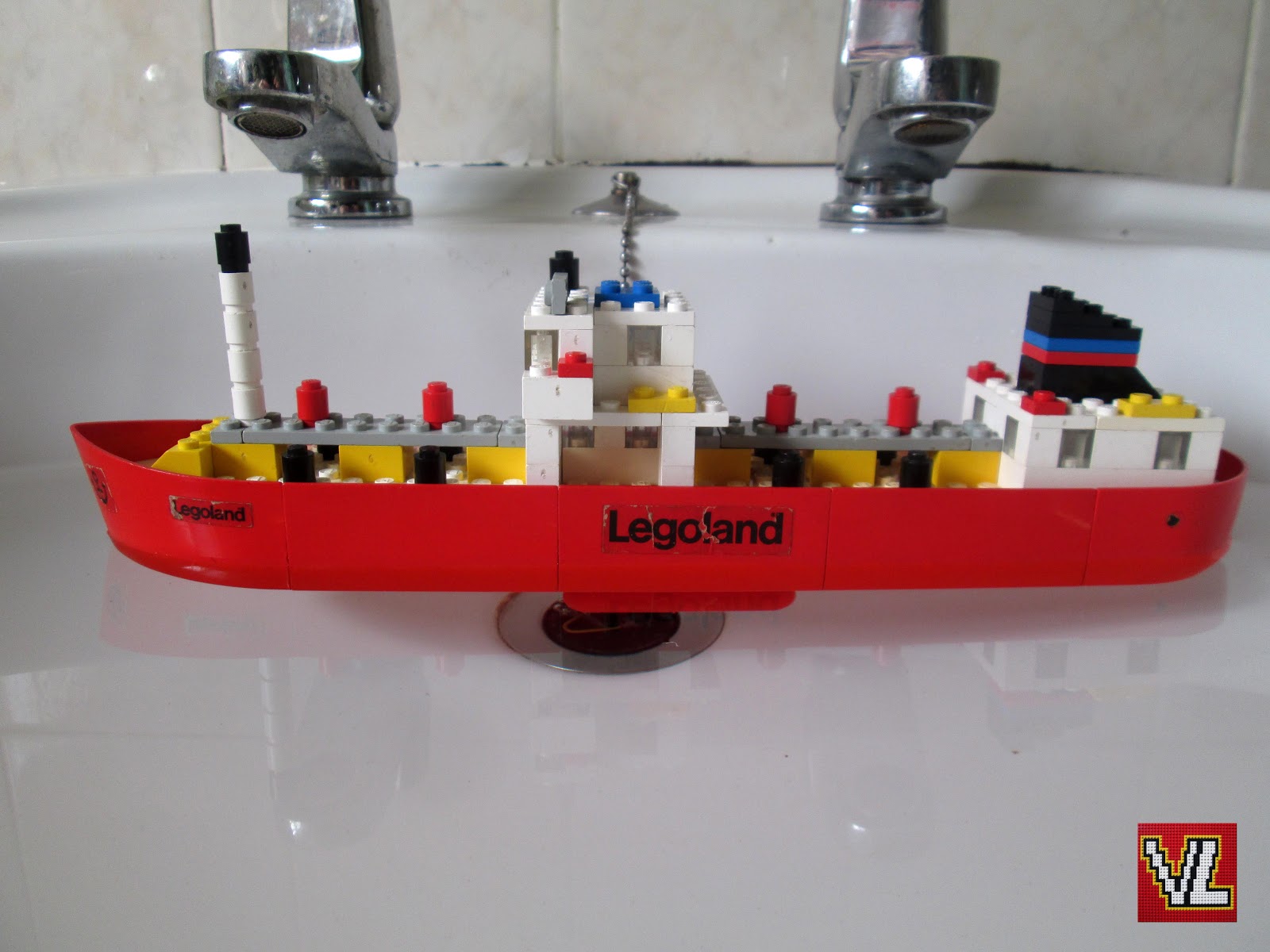 VIVOLEGO: Cargo ship