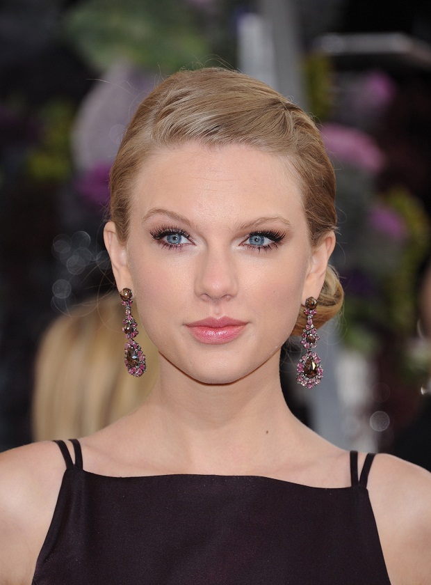 Taylor Swift shows off skin in a Donna Karan Atelier gown at the 70th ...