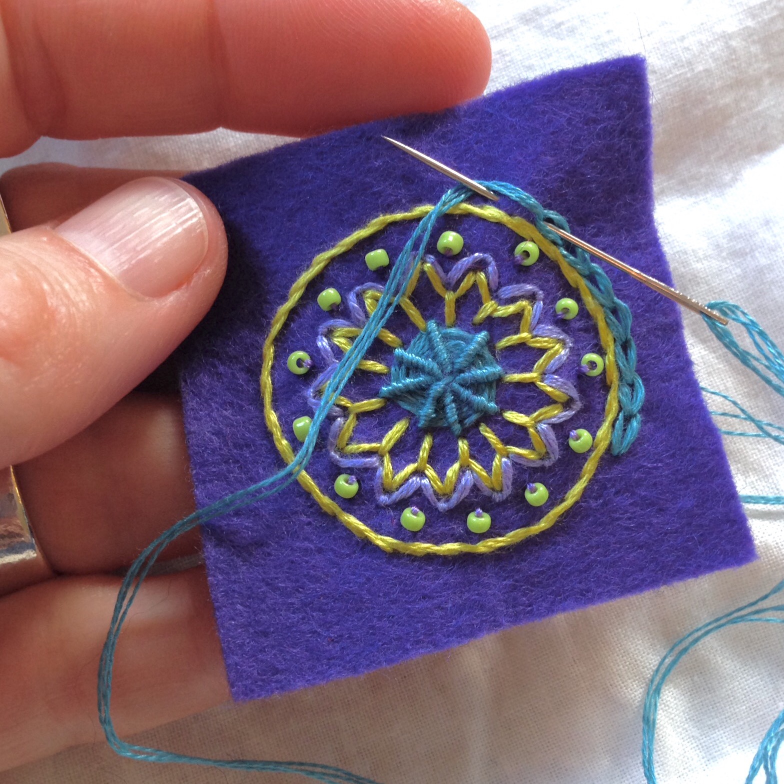MagaMerlina: Embroidered Mini Mandala Tutorial