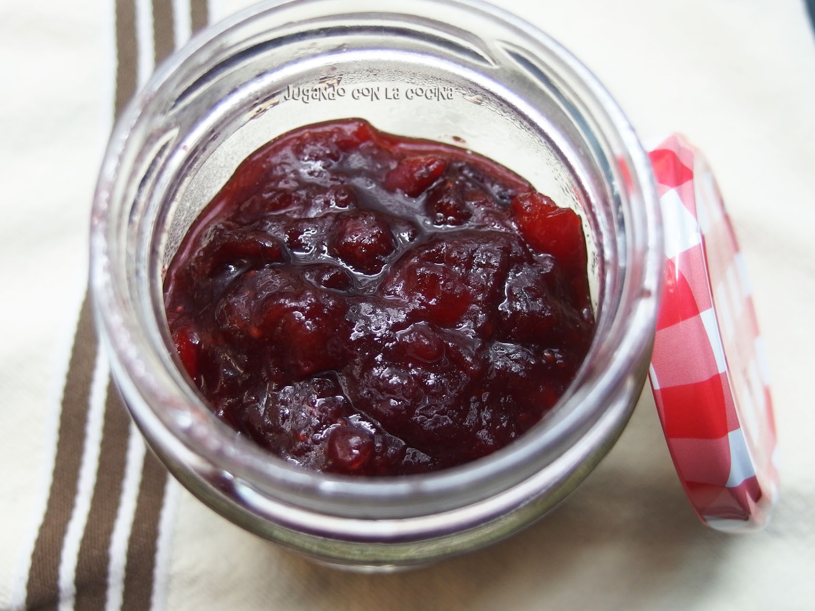 Salsa o compota de arándanos rojos frescos