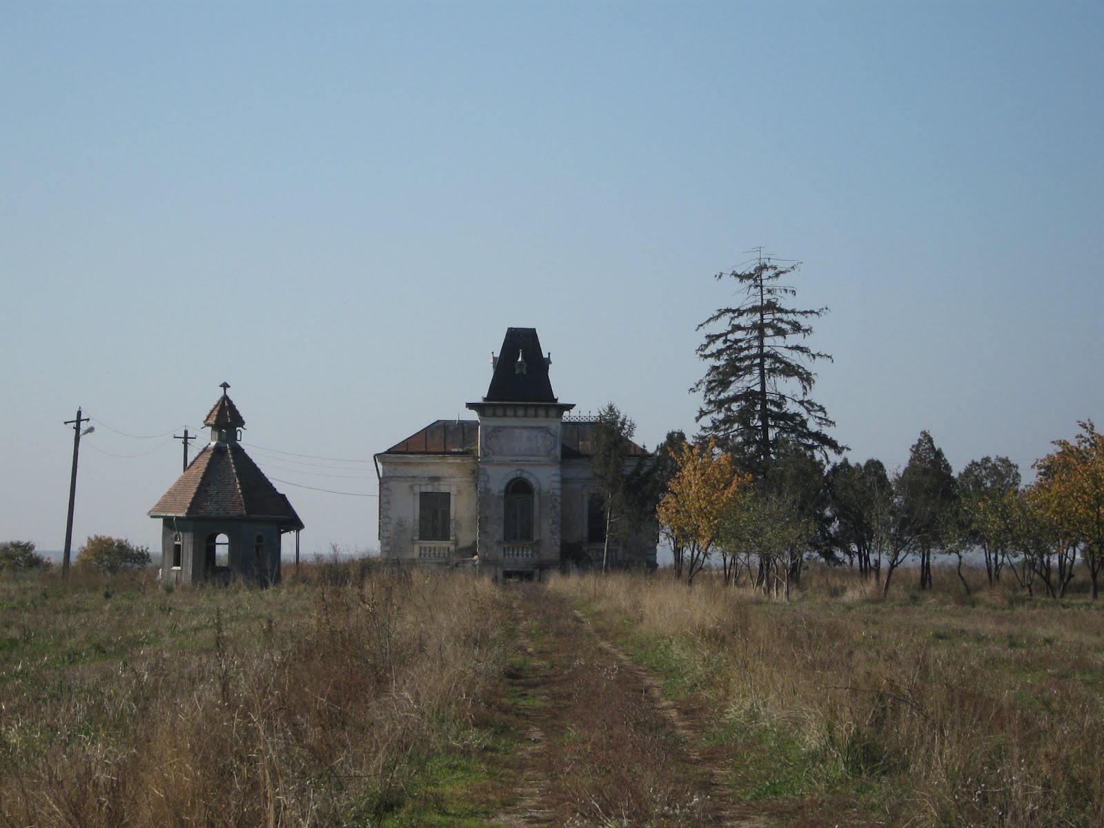 MONUMENTE ISTORICE DIN ROMANIA : Conace abandonate.....