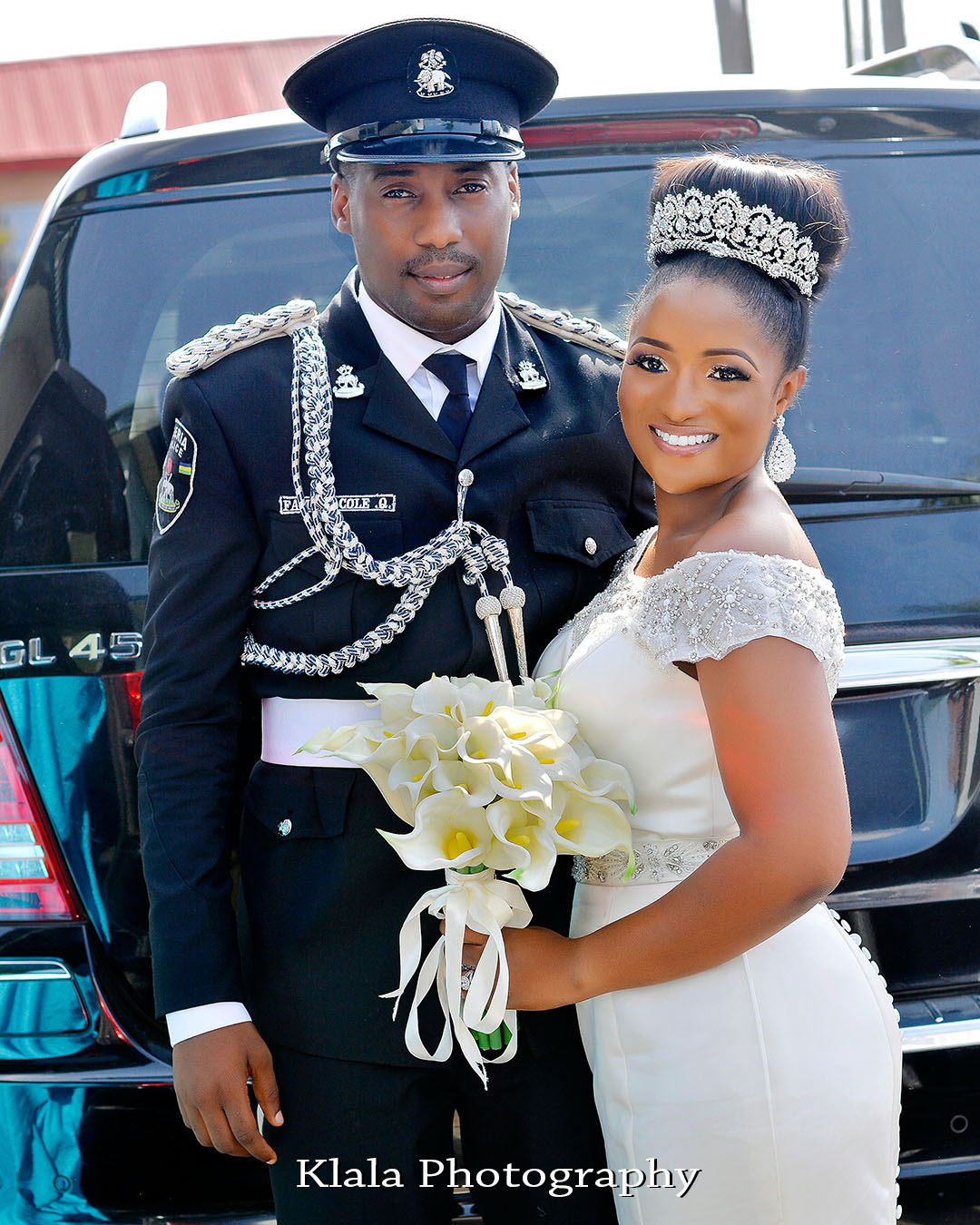 Ms Asoebi: Pictures of Simi and (ASP) Larinde on their wedding day