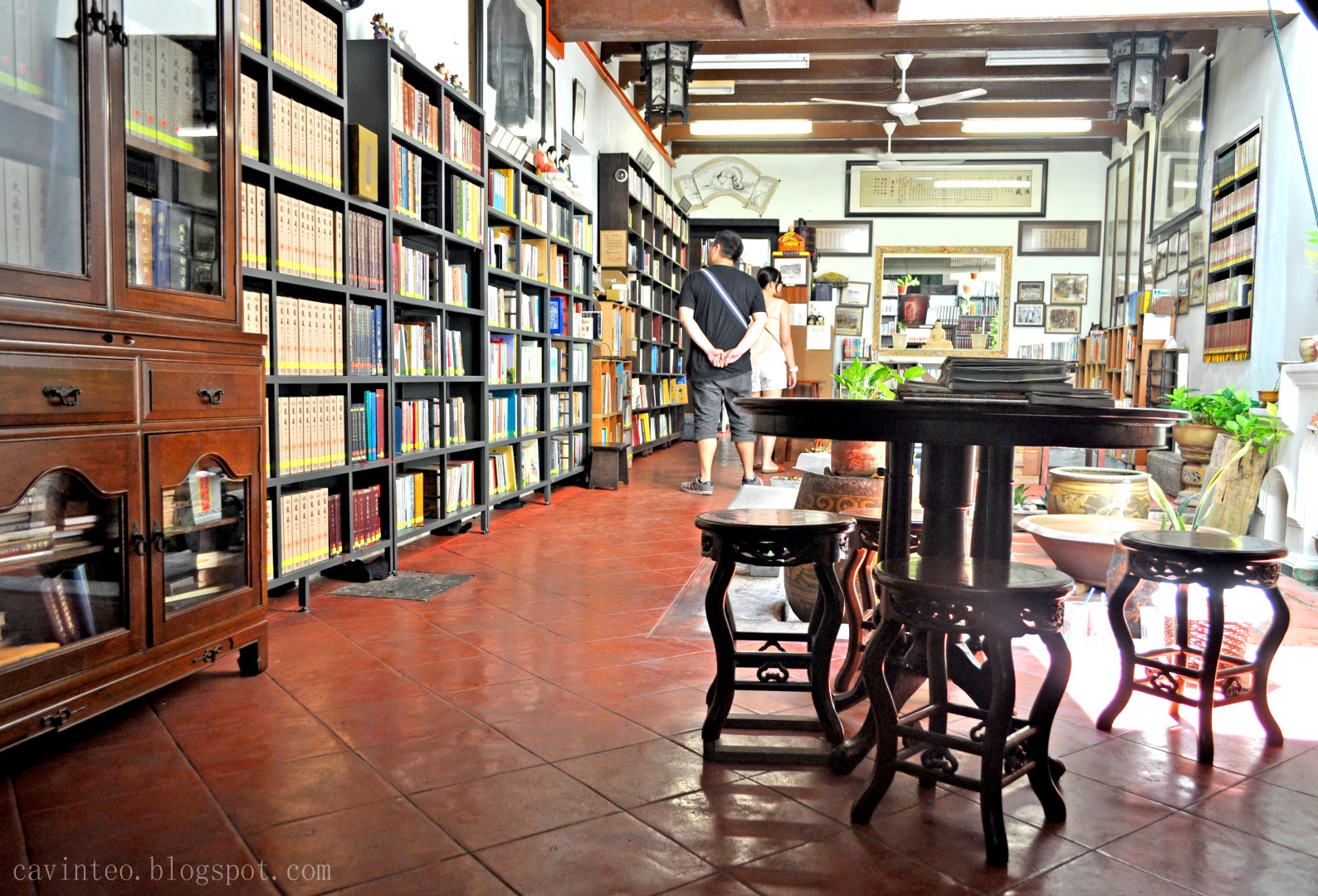 Entree Kibbles: 金星上人图书馆 - A Cozy Buddhist Library in a Tourist Spot ...