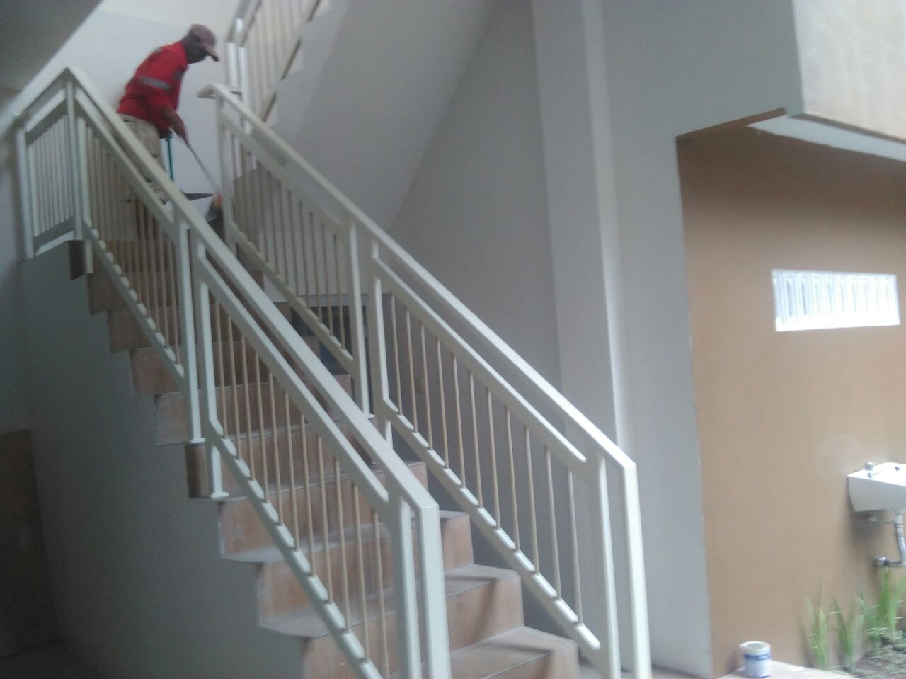 Kaca Patri Cahaya Pelangi: Void dan Railing Tangga Minimalis