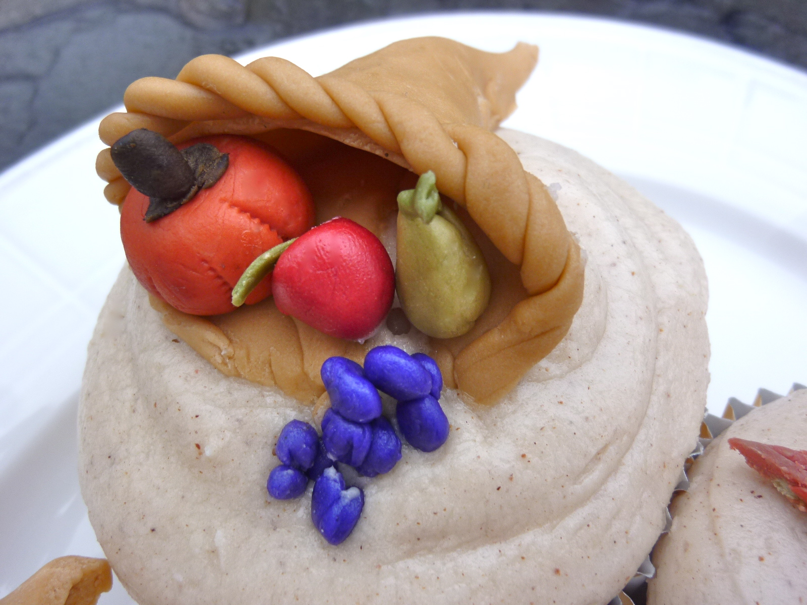 Cornucopia Apple Pie Spice Cupcakes with Cinnamon Caramel Buttercream ...