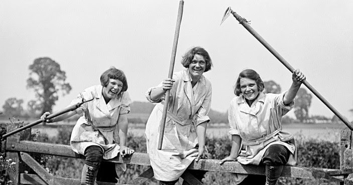 20 Fascinating Vintage Photographs Capture Women at Work During the ...