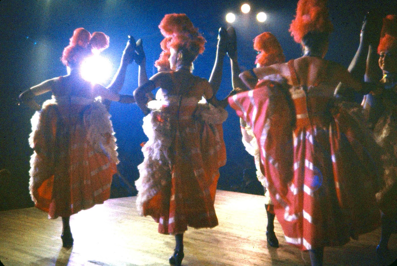 Amazing Color Photos of Cabaret Dancers at the Moulin Rouge in the late ...