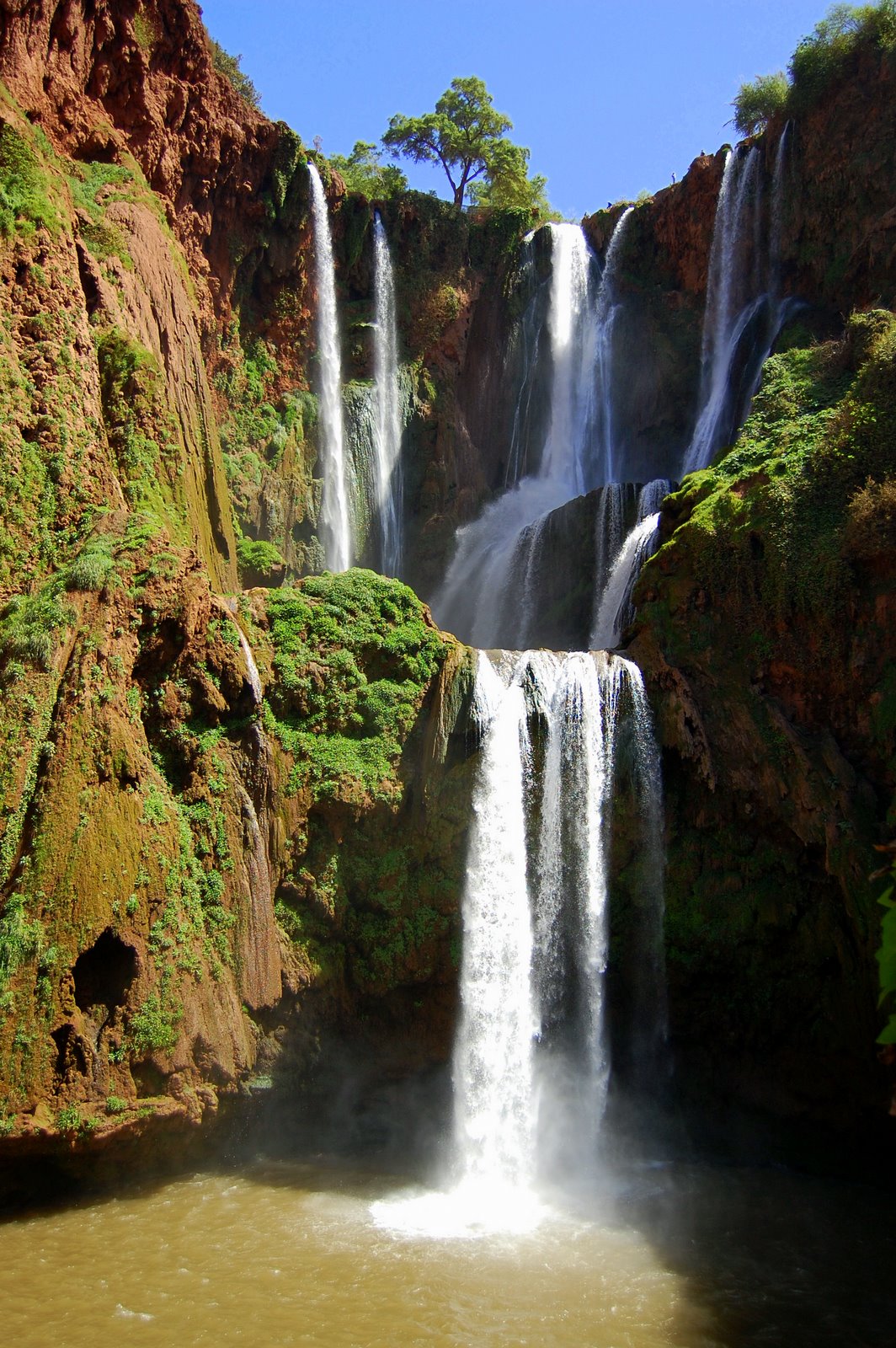The Born Traveler: The Top 9 most mesmerising waterfalls