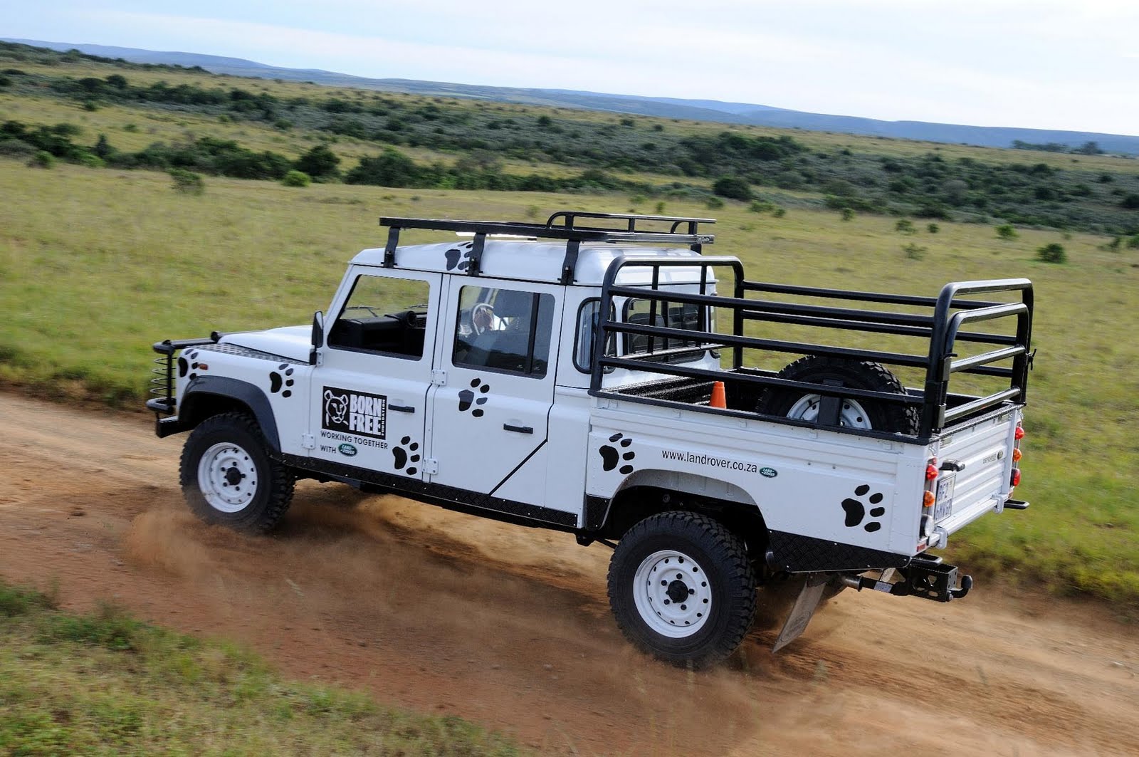 IN4RIDE: LAND ROVER DEFENDER 130 DONATED TO BORN FREE