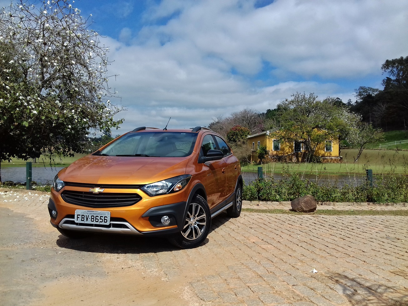 RACIONAUTO: CHEVROLET ONIX ACTIV ENFRENTA RENAULT SANDERO STEPWAY RIP CURL