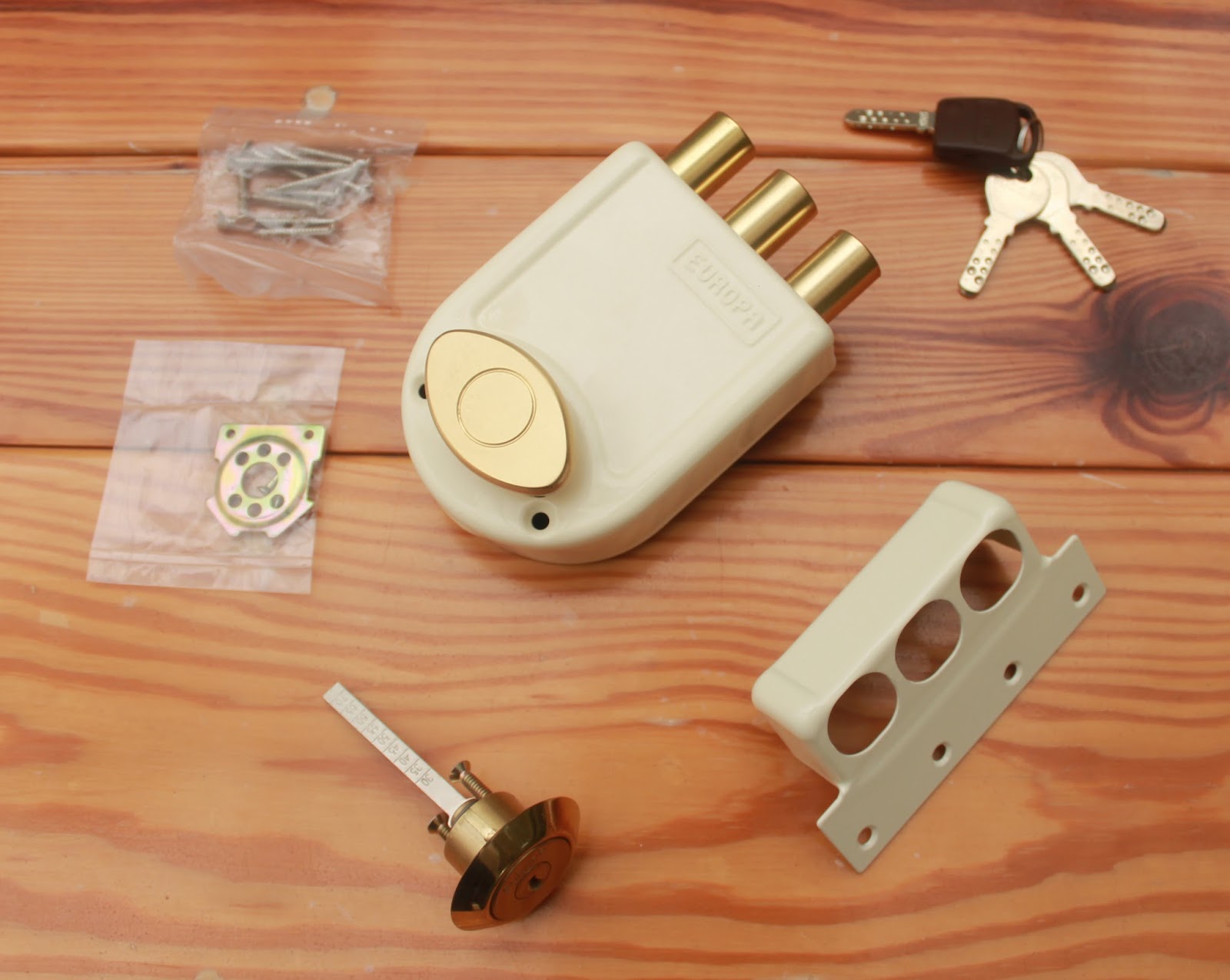 A Coat of Varnish: How to Choose Door Locks for Main Entrance Doors