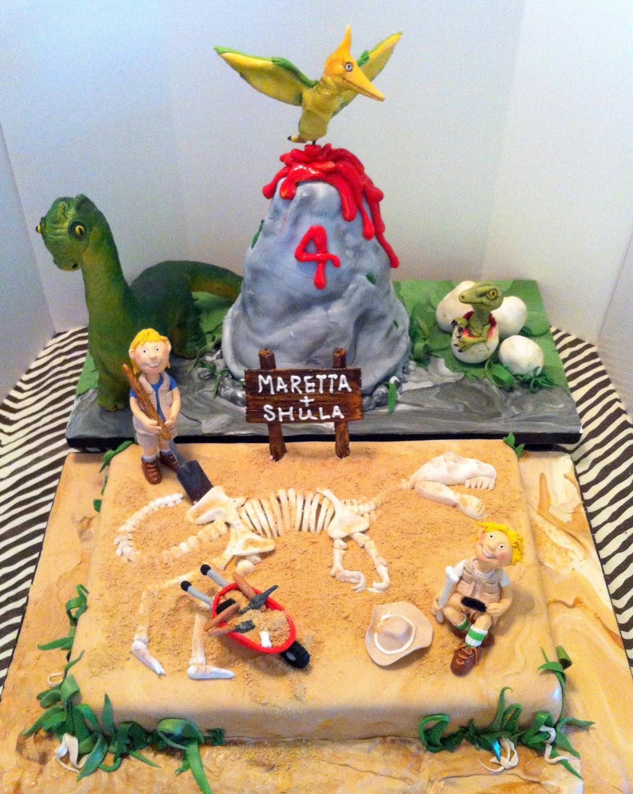 Hogan's Sweet Art: Dinosaur Dig Cake