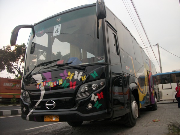 BUS WARGA BARU PARIWISATA