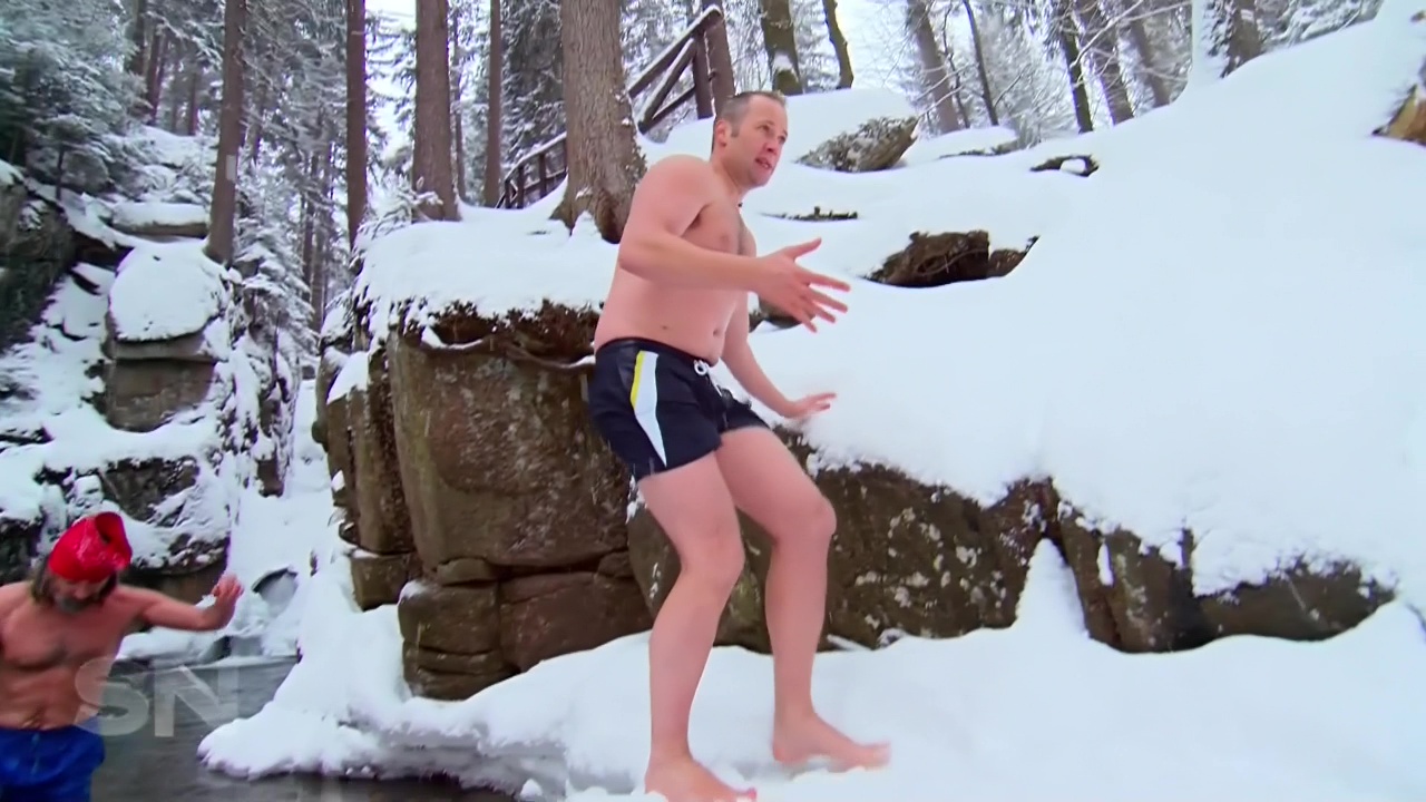 ausCAPS: Steve Pennells shirtless on Sunday Night