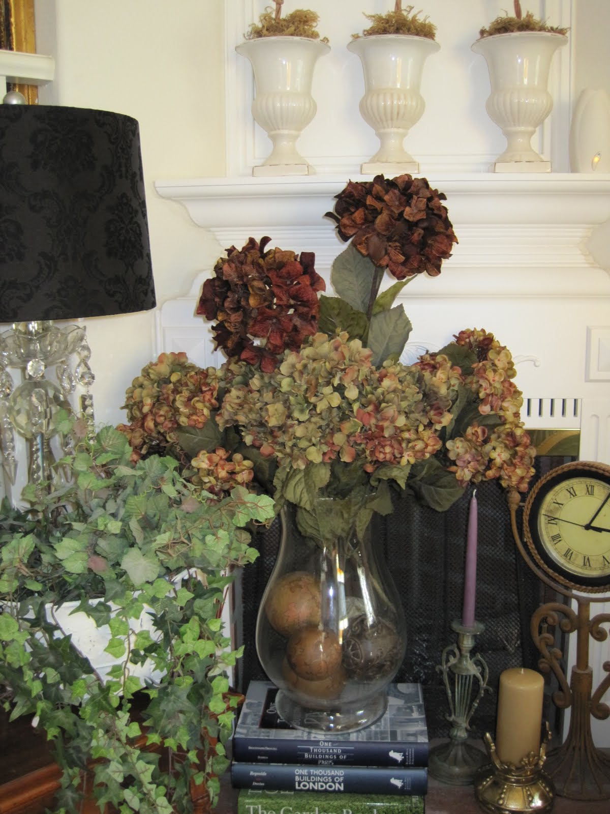 Boulder Dam Cottage: Random Decor and Garden