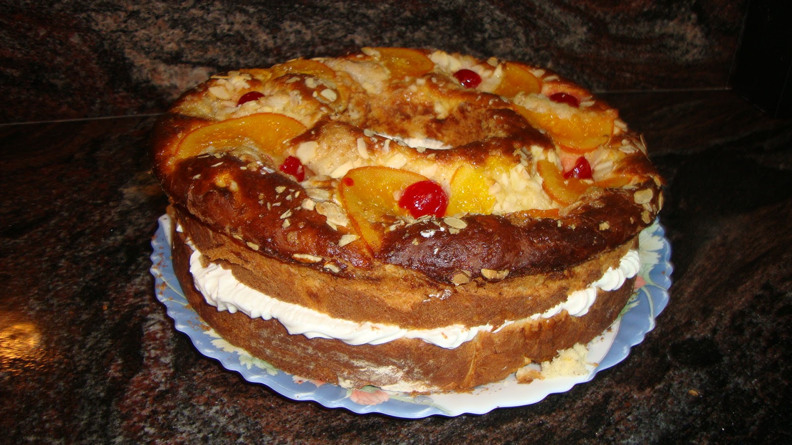 Postres, panes y delicatessen saladas