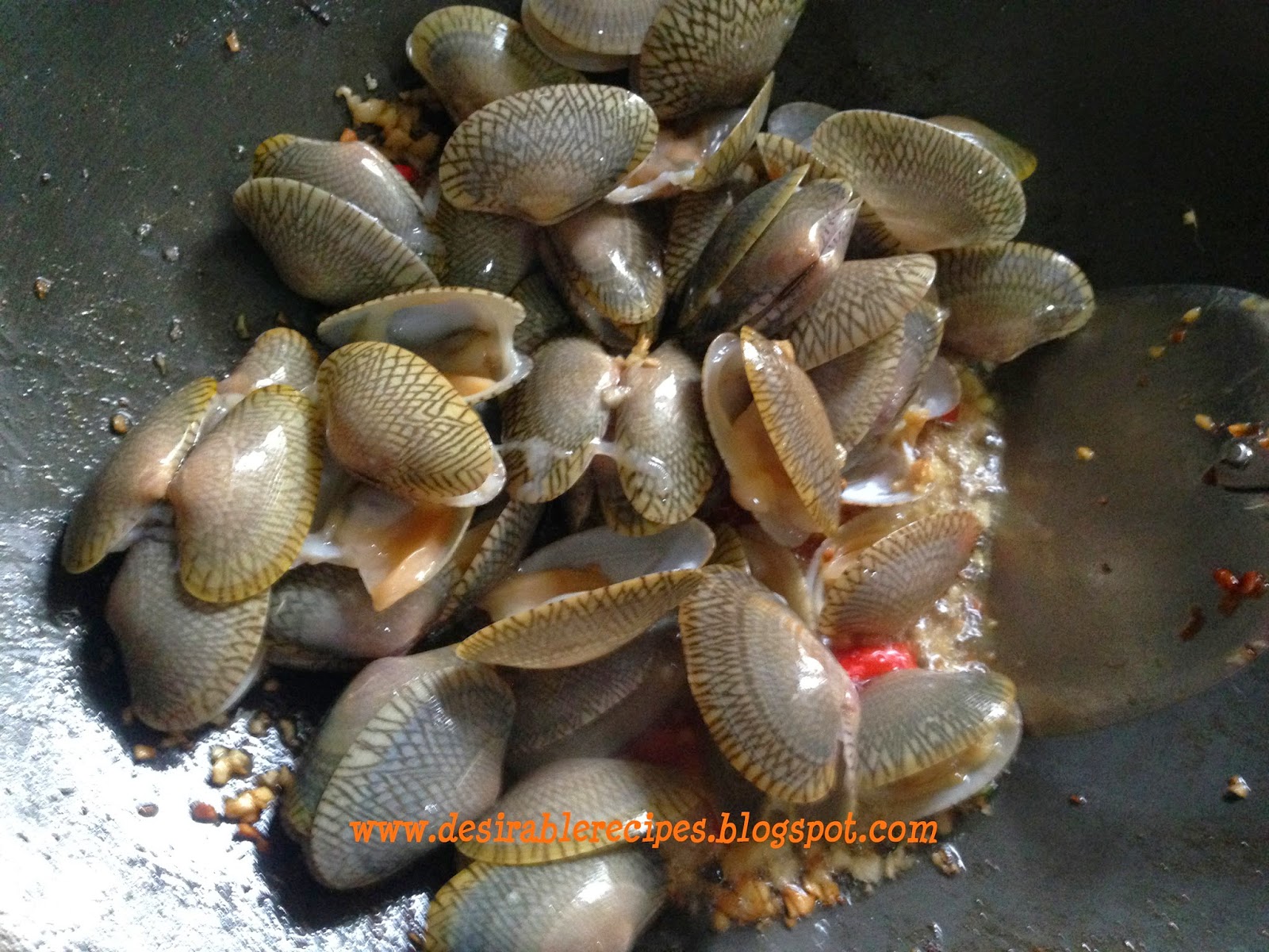 Stir Fried Clam (Lala) with Garlic and Ginger