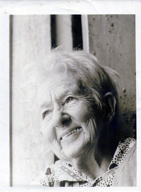 Cora Coralina - venho do século passado e trago comigo todas as idades ...