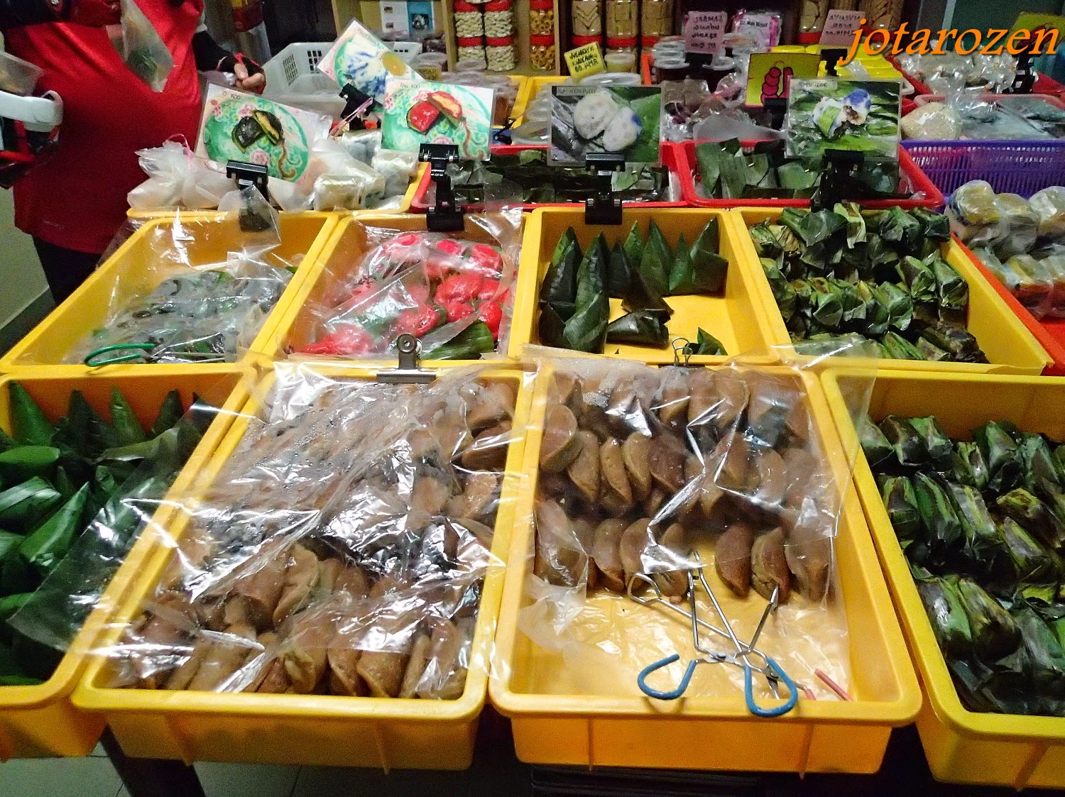 Footsteps - Jotaro's Travels: YummY! - Nyonya Kueh Cakes @ Baba Charlie